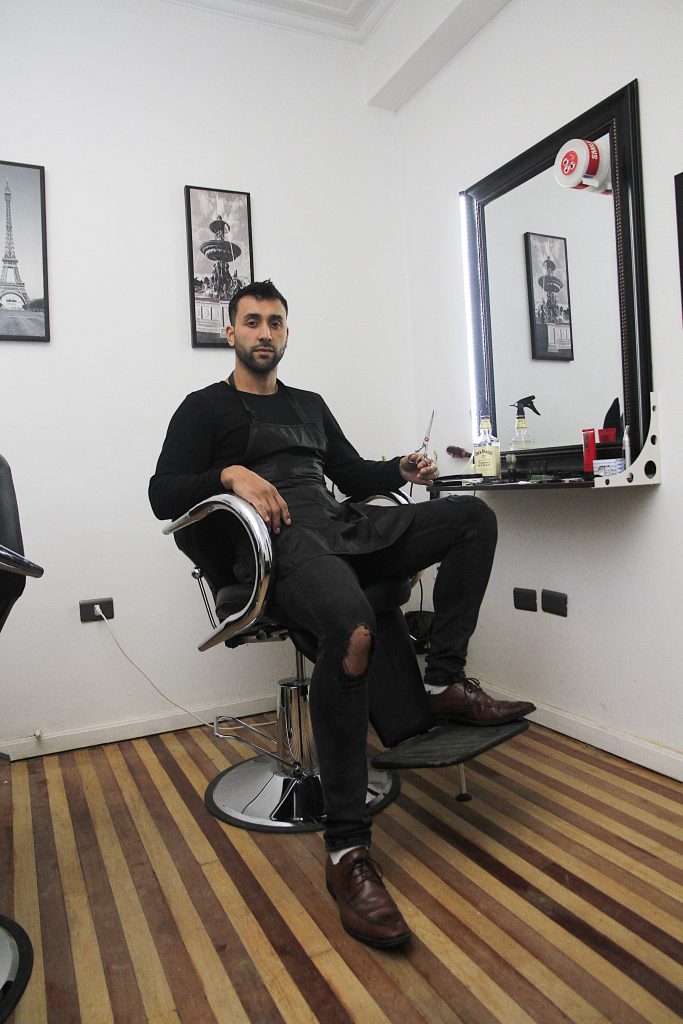 Emprendedor cambia revólver y luma por tijeras y navajas