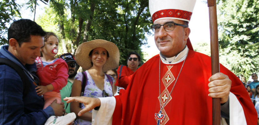 Arzobispo Chomali aclara que viajó a Santiago por Conferencia Episcopal