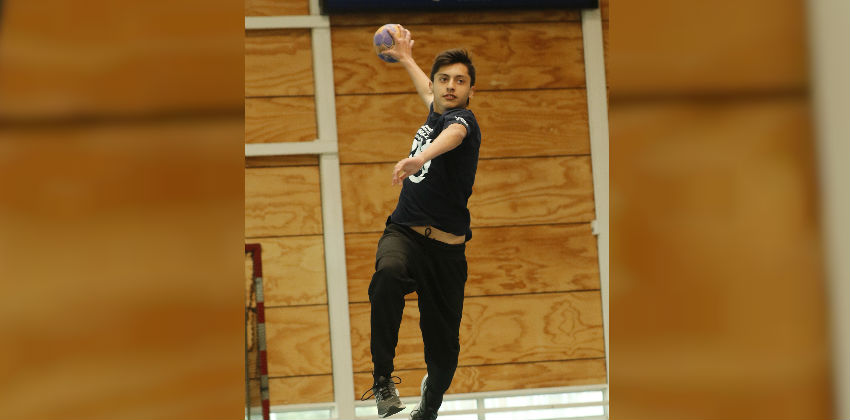 Alonso González se eleva y apunta con fuerza