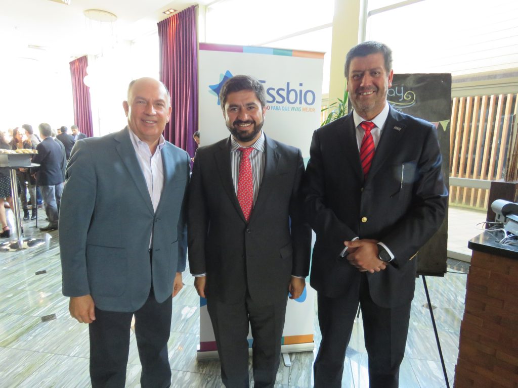 Ministro Fontaine participó en desayuno temático de Essbio