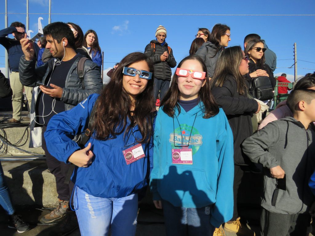 Miles de personas observaron el eclipse solar en la costanera de Penco