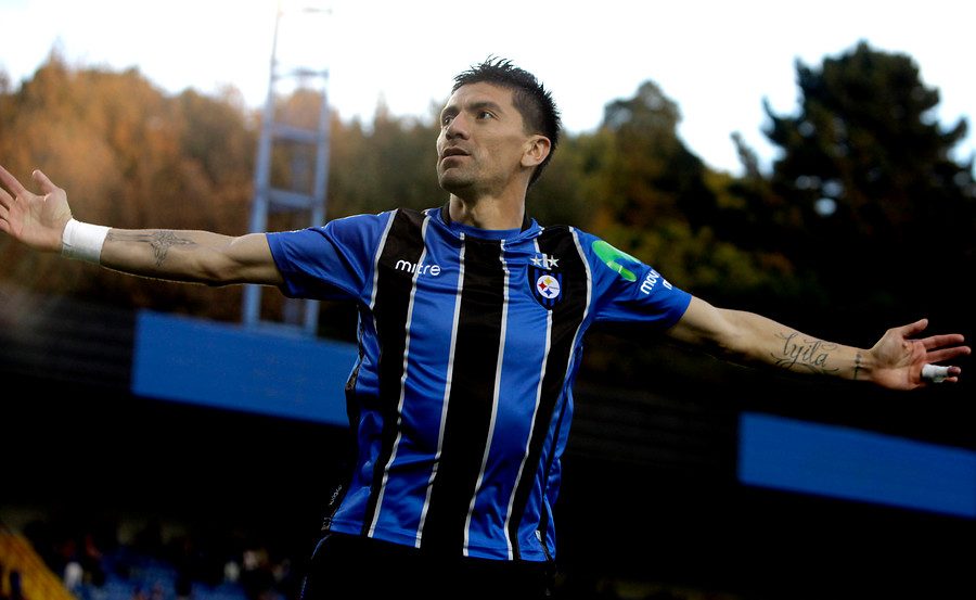 Mancilla la empujaba bajo el arco