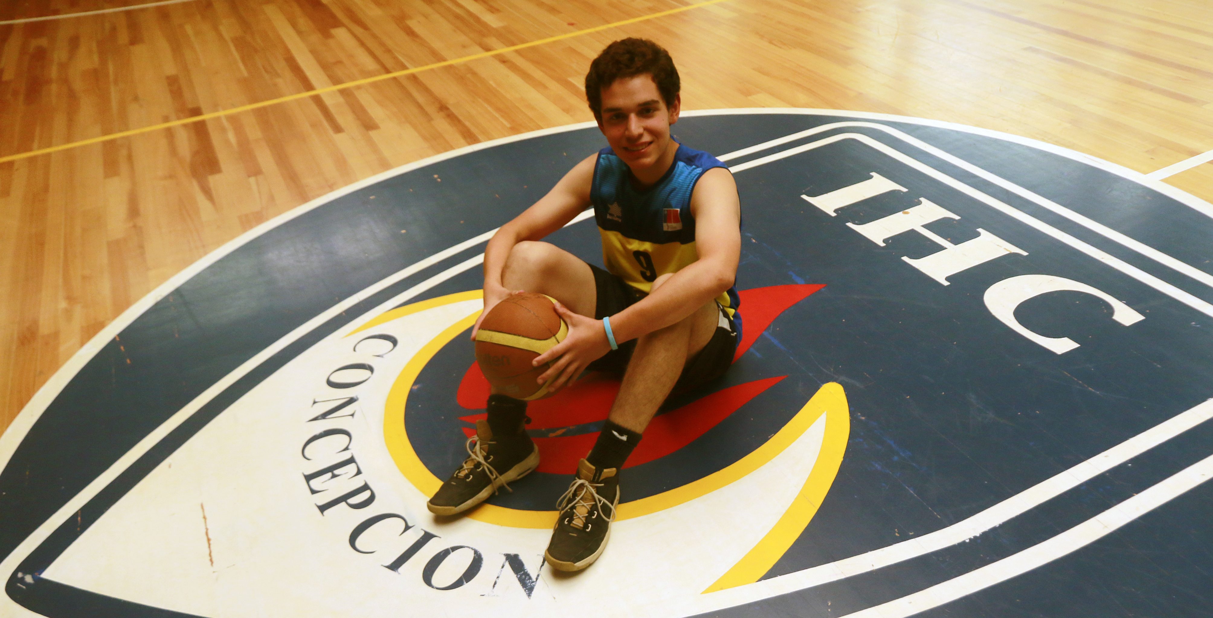 Figura del básquetbol escolar: Román es el que arma cada acierto bajo ...