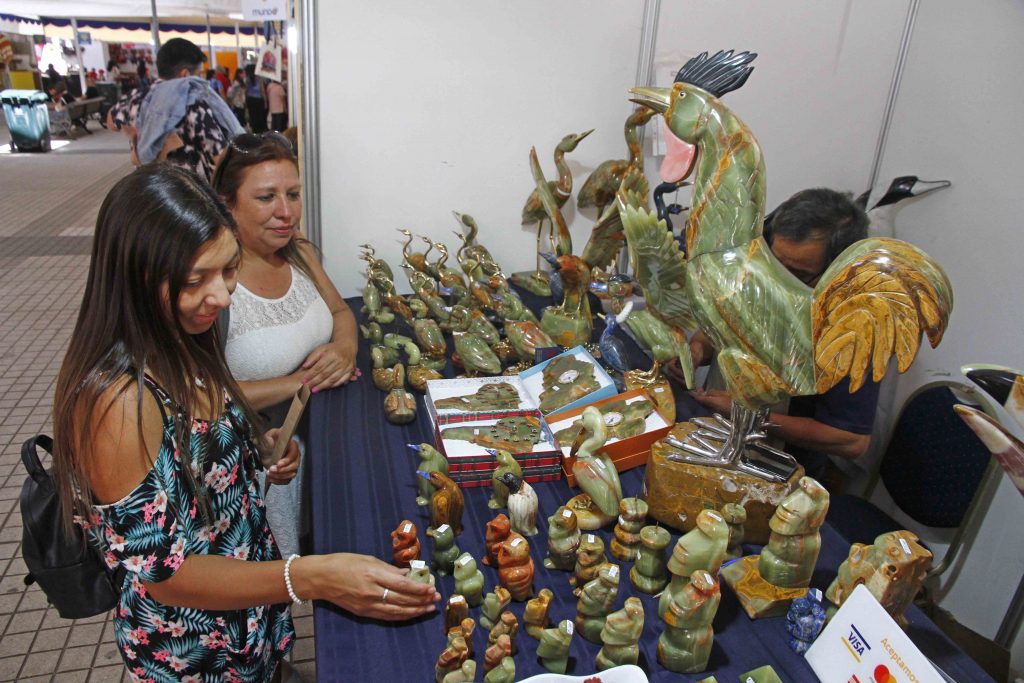 Feria artesanal se viste con coloridos diseños nacionales e internacionales