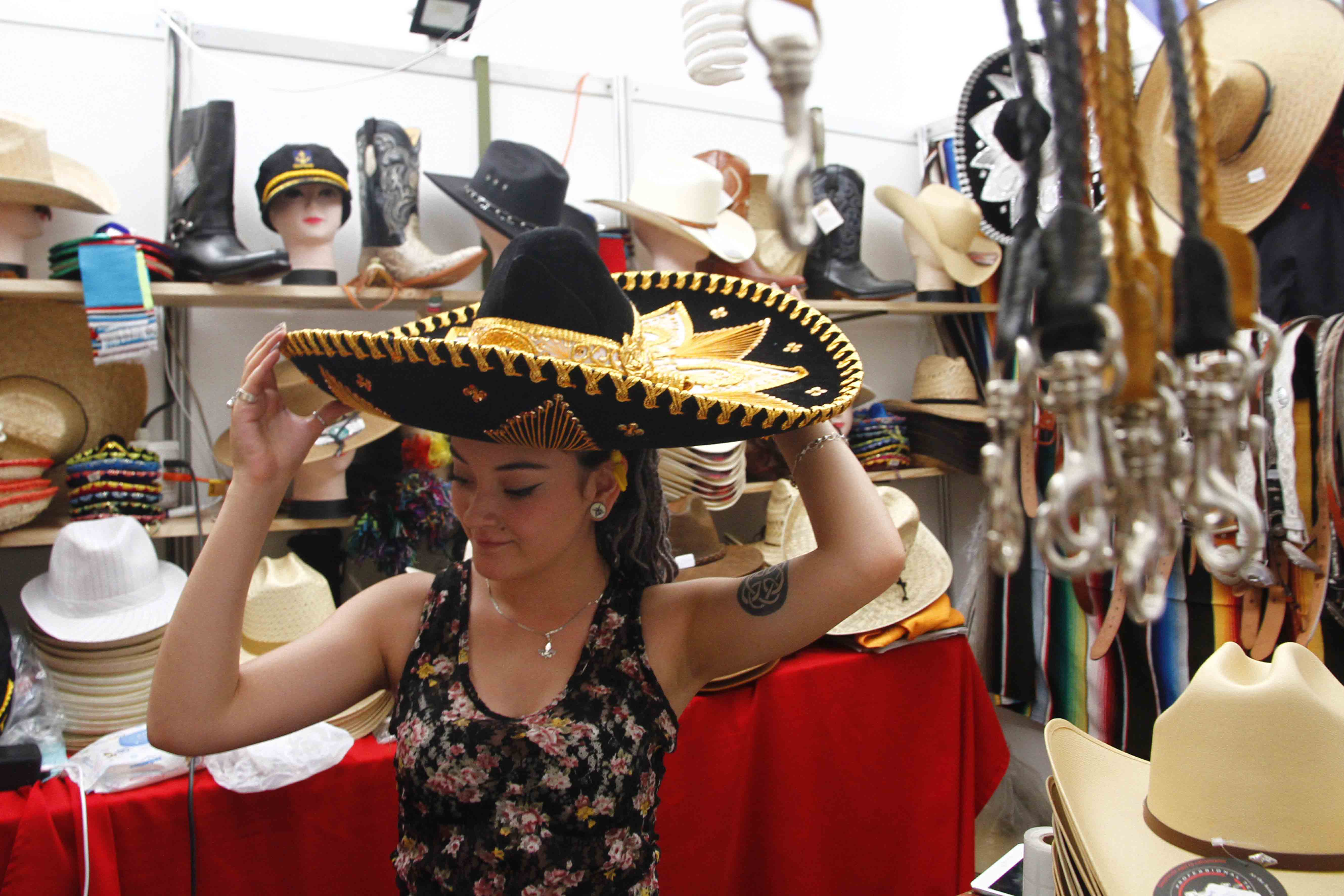 Feria artesanal se viste con coloridos diseños nacionales e internacionales