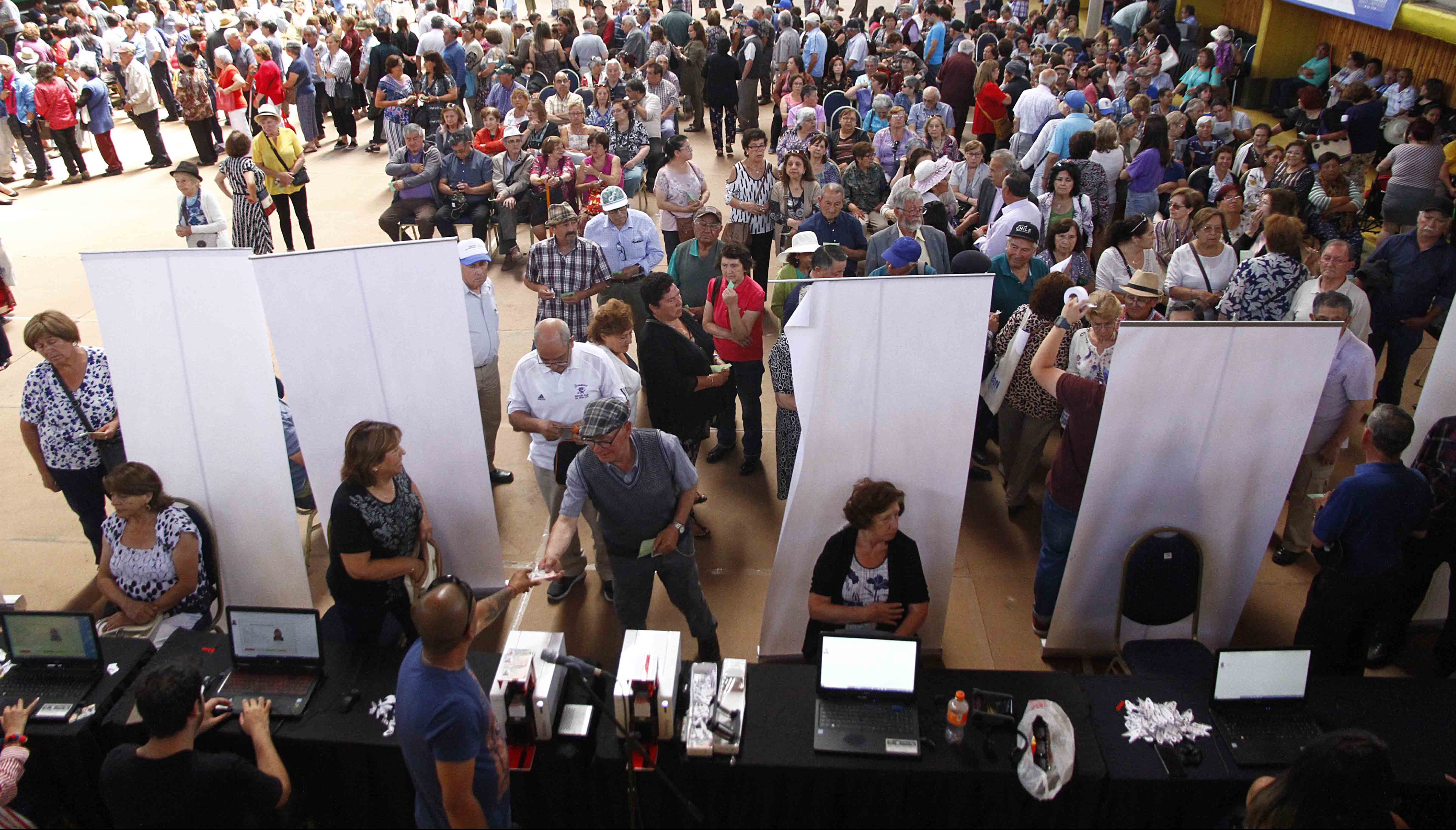 Largas filas en entrega de pases a adultos mayores