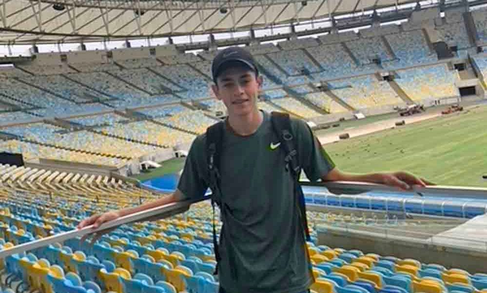 Andrés Rendón corre, salta, lanza y mete goles defendiendo a su colegio