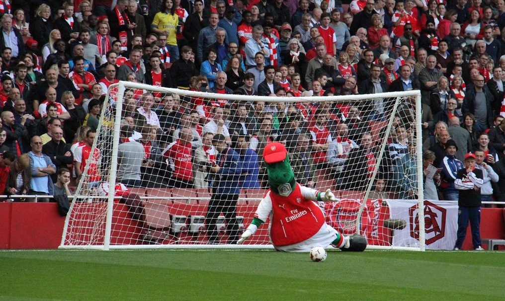 Arsenal despide a su histórica mascota y un jugador se ofrece a pagar ...