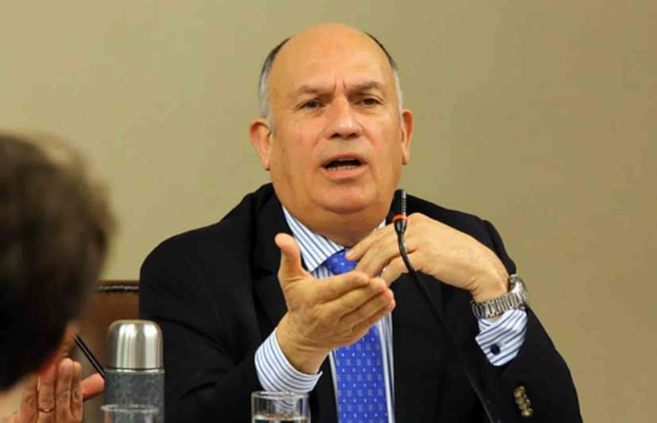 Diputado UDI impulsa rebaja a impuesto de los combustibles