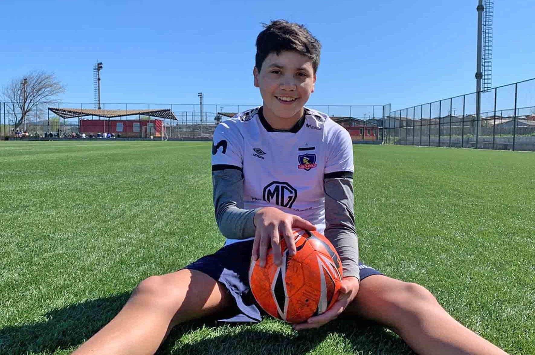 Benjamín Luna salta y corre disfrutando lejos del celular