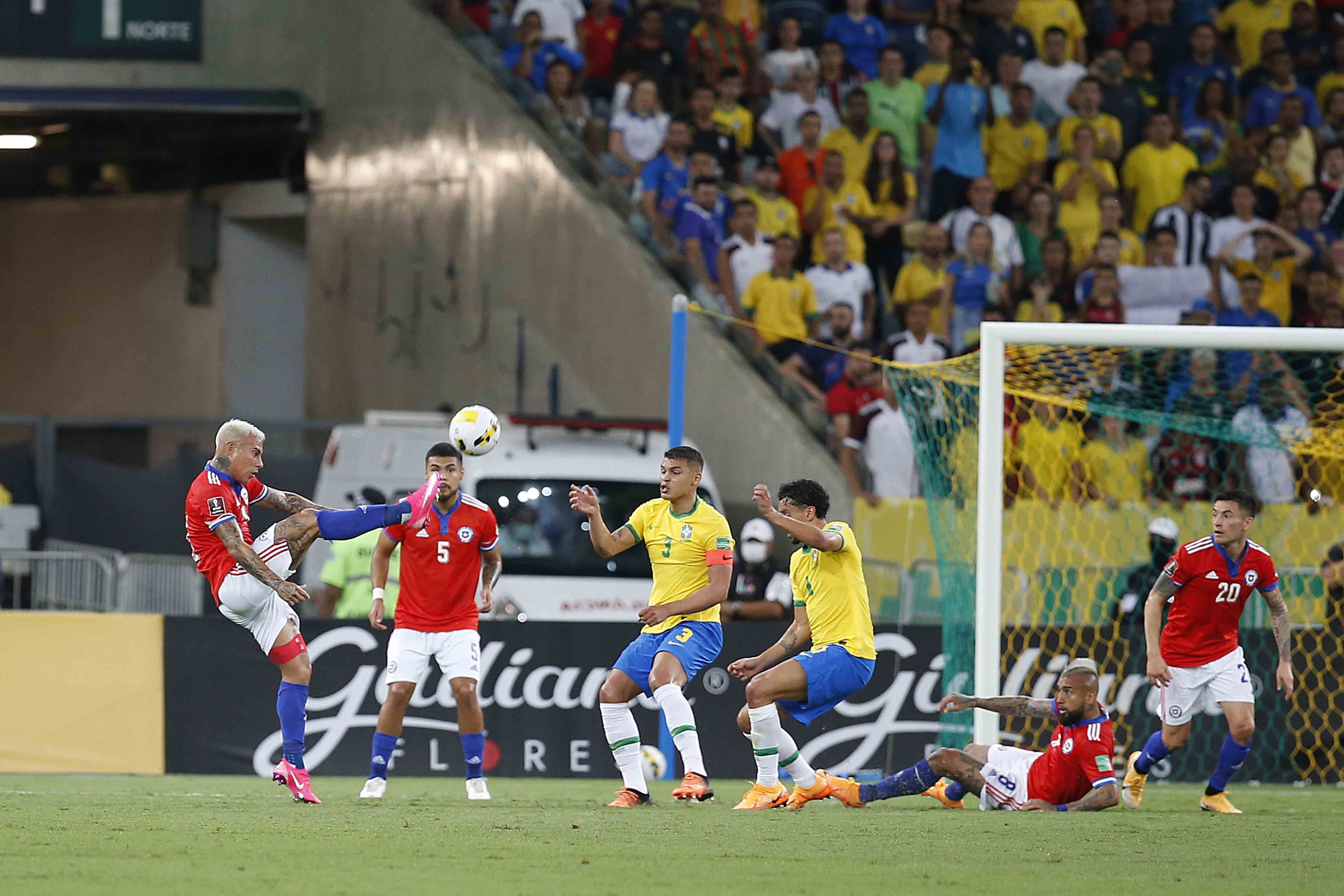 Chile se aferra a la calculadora y a un milagro para soñar