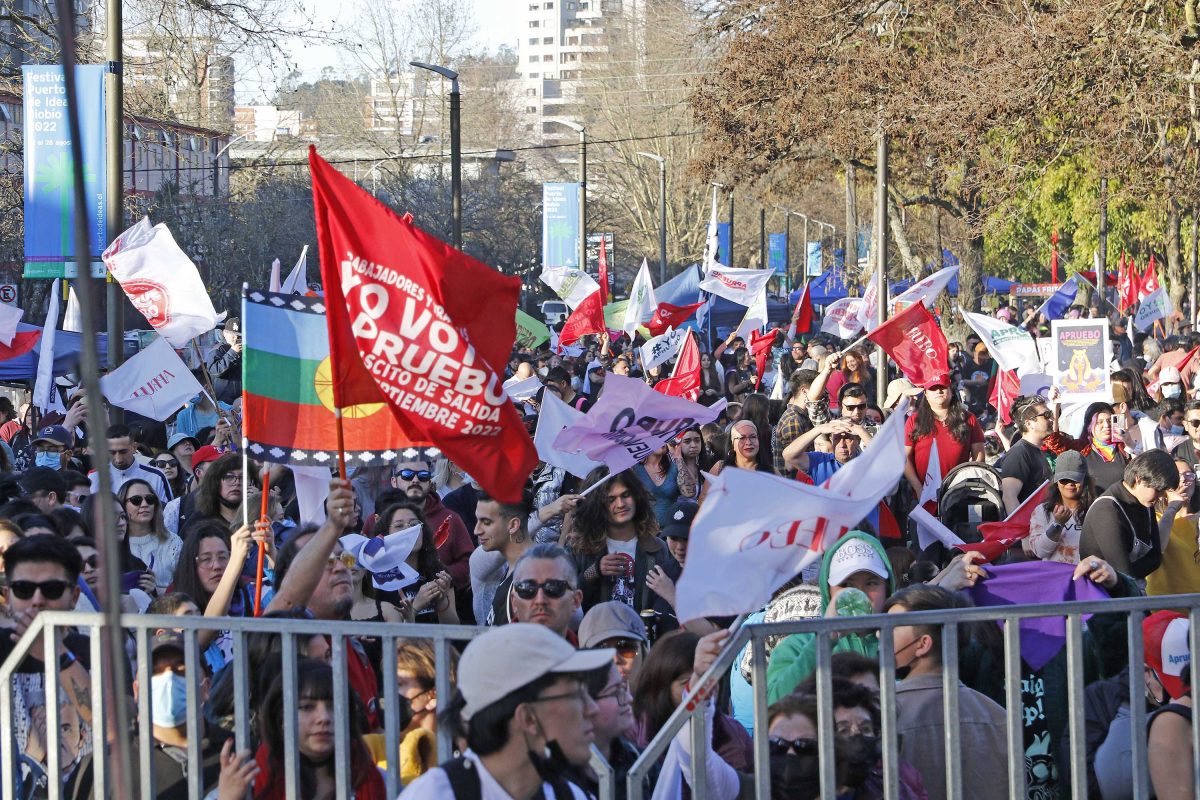 Masiva fiesta musical y banderazo marcan fin de semana pre Plebiscito