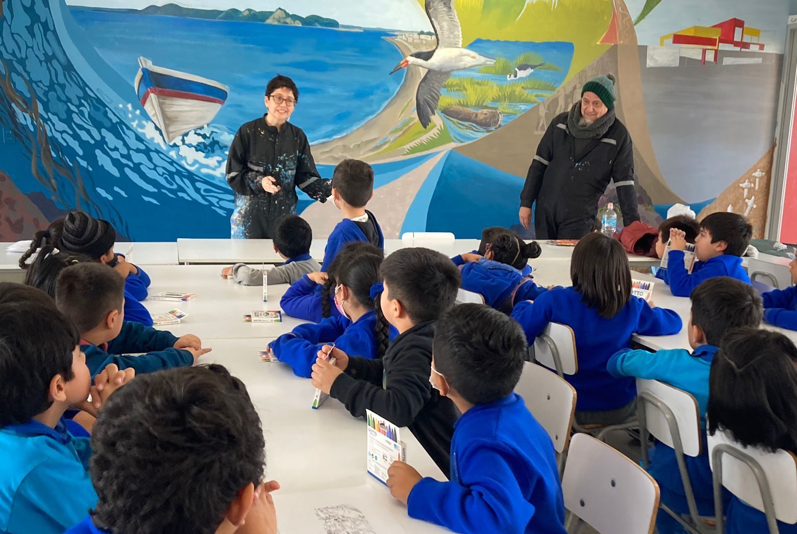 Artistas, investigadores y comunidad escolar pintan mural costero en Tubul