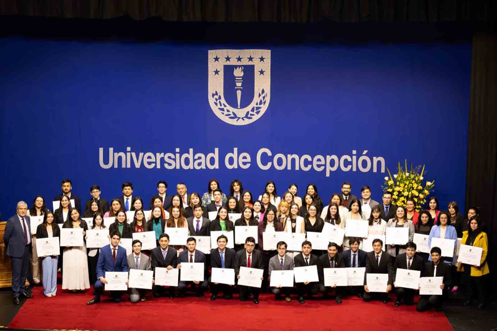UdeC reconoce excelencia de 74 egresados y egresadas en ceremonia de Premio Universidad de ...