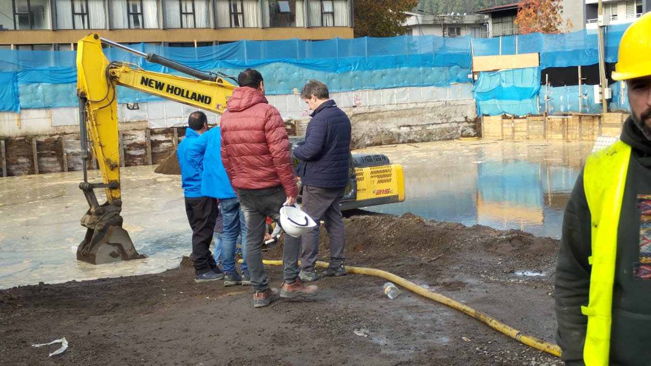 Enorme socavón se genera en concurrida esquina de Concepción