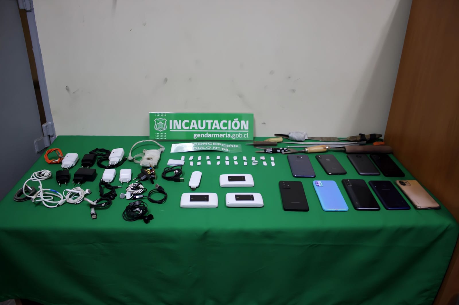 Incautan armas blancas, teléfonos celulares, routers y drogas en masivo operativo carcelario en ...