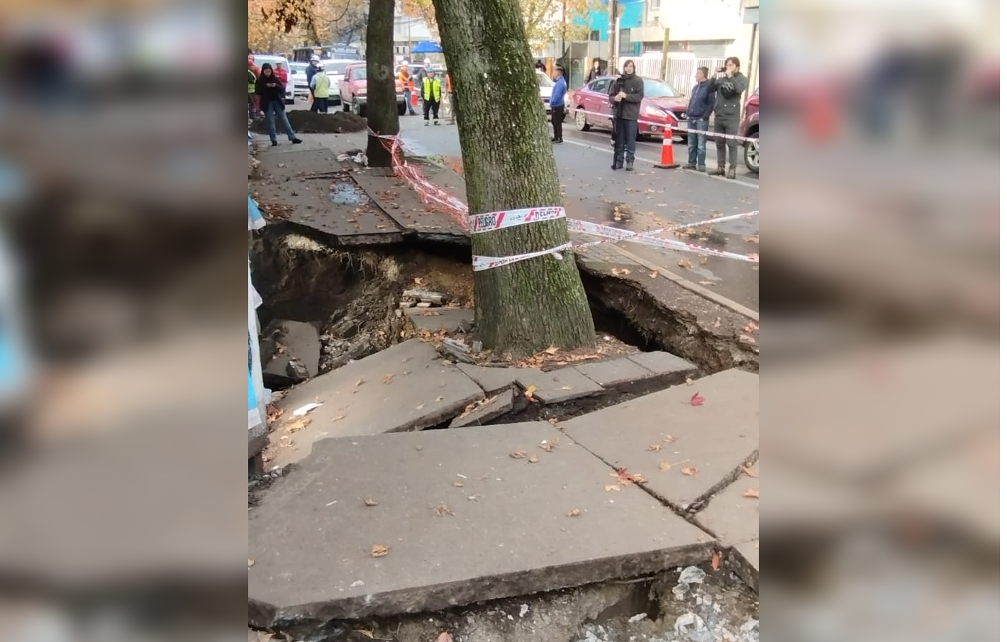 Enorme socavón se genera en concurrida esquina de Concepción