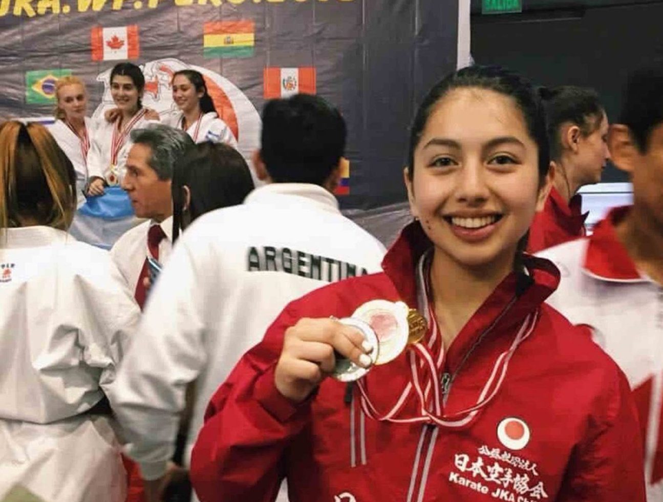 Camila González lleva sus patadas por el mundo y su cuello se llena de ...