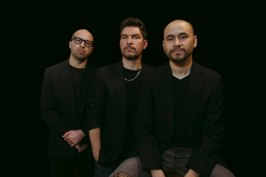 Emana estrena tema “No miras hacia atrás”