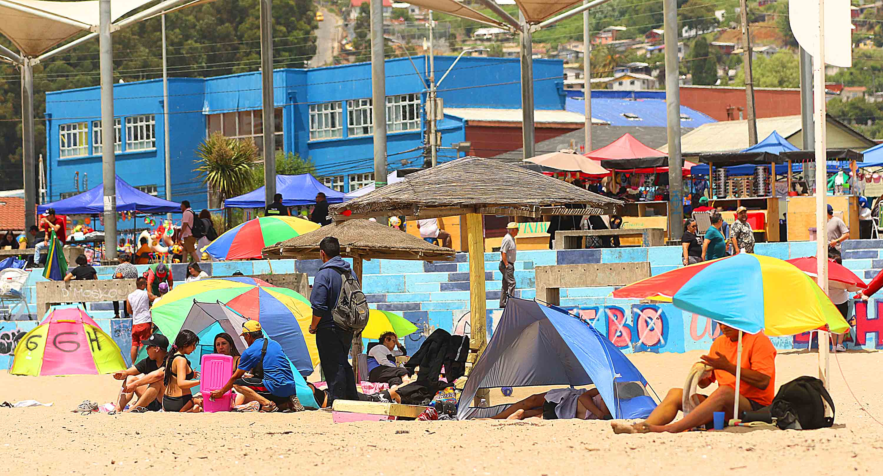 Capean las altas temperaturas: en Penco ya se disfruta a la orilla del mar