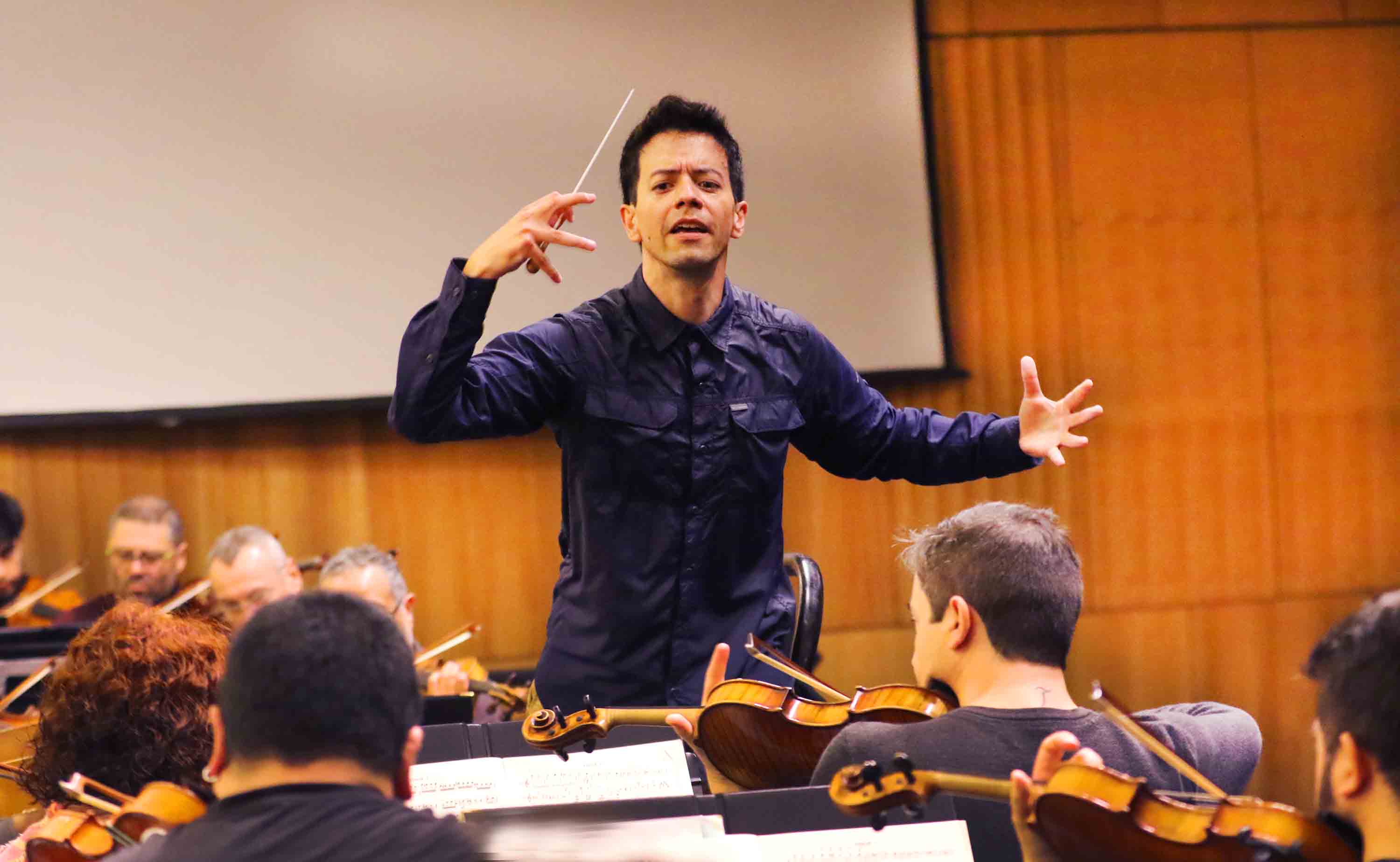 Carlos Ágreda debuta al frente de la Orquesta UdeC con complejo repertorio