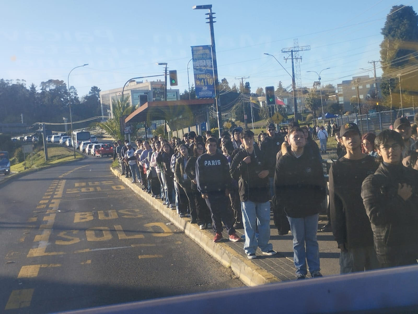 Hasta 1 hora tardan pasajeros en poder abordar micro en paradero de ...