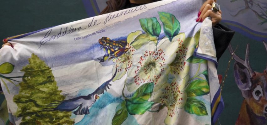 Moda sustentable: presentan pañuelos diseñados con pulpa textil de bosque