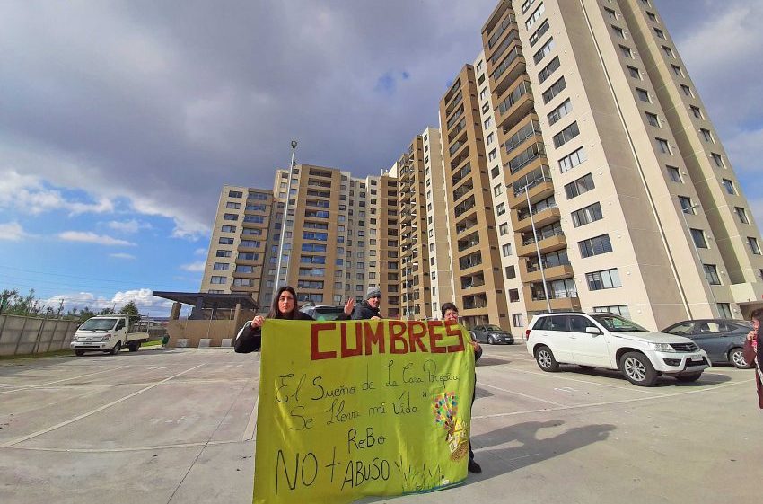 Vecinos de Hualpén acusan filtración de edificios: subterráneo y bodegas inundadas